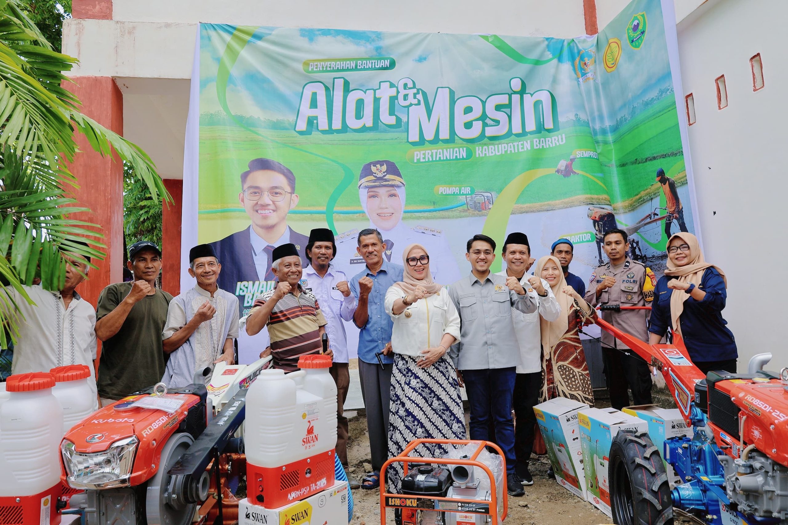 Serahkan Bantuan Alsintan dan Beasiswa PIP, Bupati Barru Bersama ...