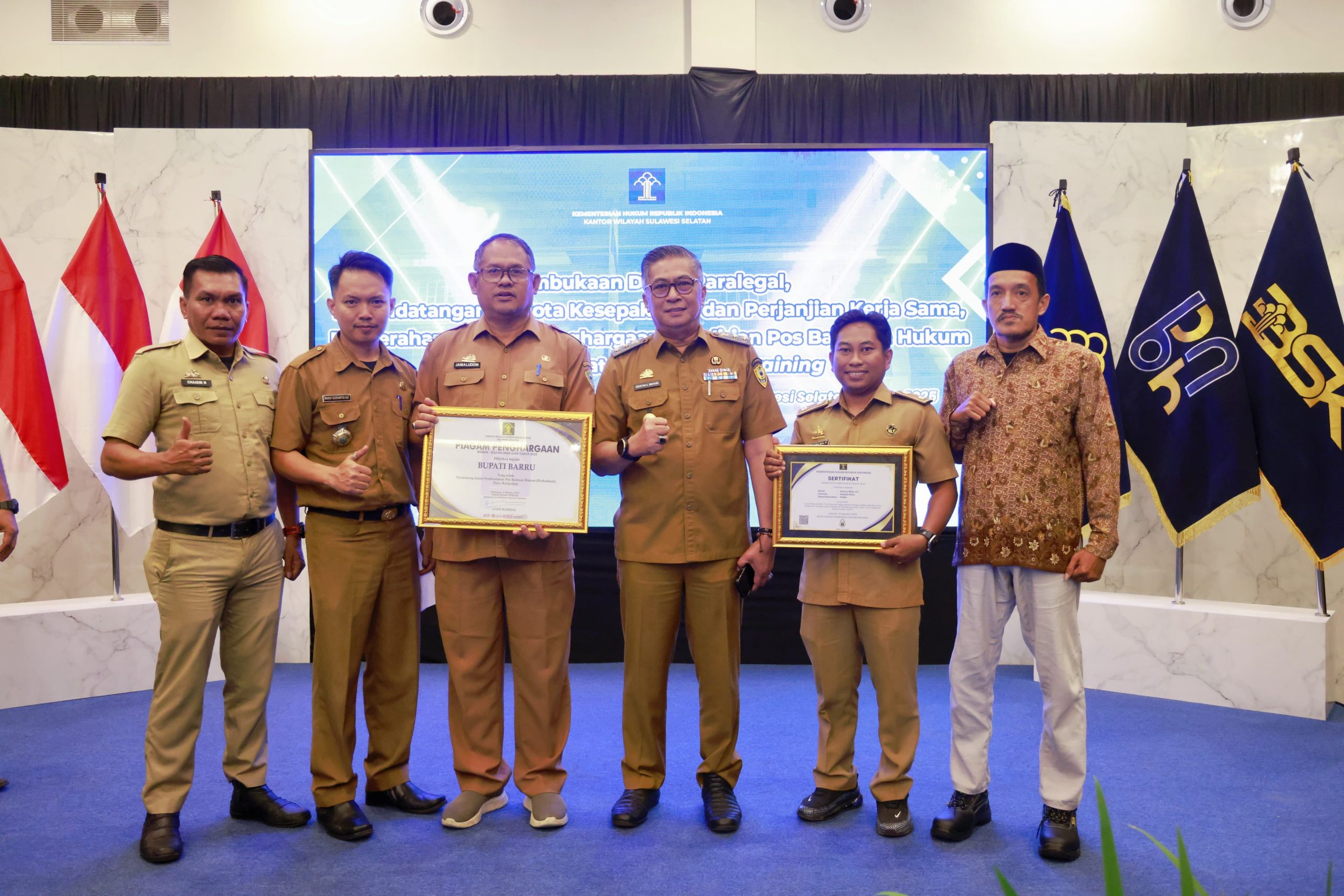 Penghargaan Posbankum 100% Yang Diterima Langsung Oleh Wakil Bupati ...